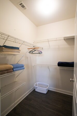 Crossroads 2BR - All Hardwoods Reviews, Deals & Photos 2026 - Expedia