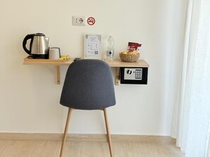 Quarto Individual Deluxe, varanda, vista para o jardim | Cofre no quarto, secretária, ferro/tábua de engomar, Wi-fi grátis 