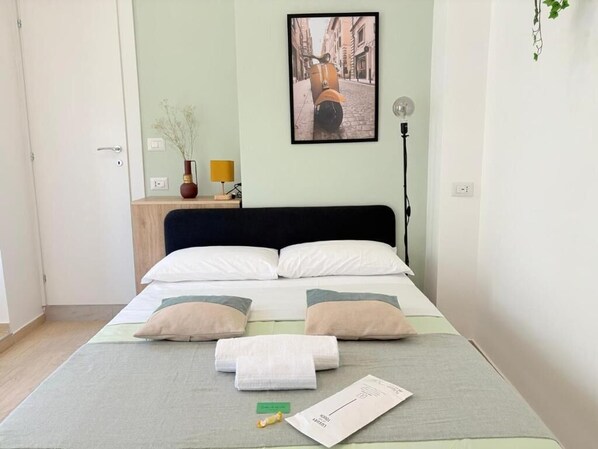 Quarto Individual Deluxe, varanda, vista para o jardim | Cofre no quarto, secretária, ferro/tábua de engomar, Wi-fi grátis 