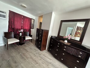 Quarto superior, 1 cama King | Wi-Fi de cortesia, roupa de cama