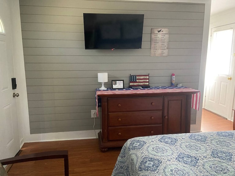 Patriotic Studio Stay Supports Our Veterans - Randleman Lake, NC