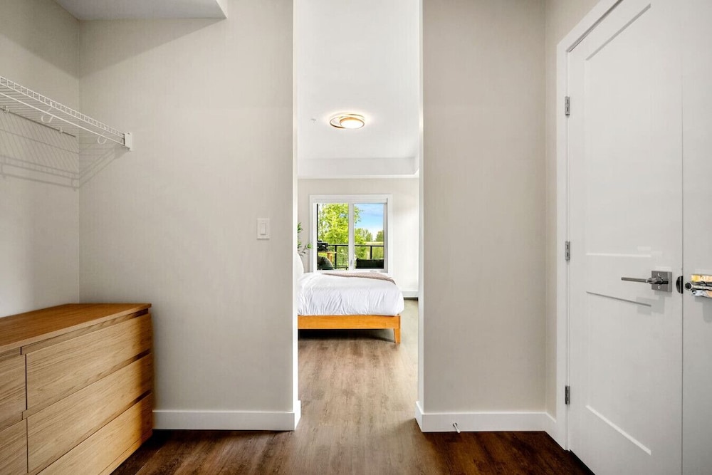 Bnew 2BR in DT Golden | AC, Balcony, BBQ, Sleeps 6 - Golden | Vrbo