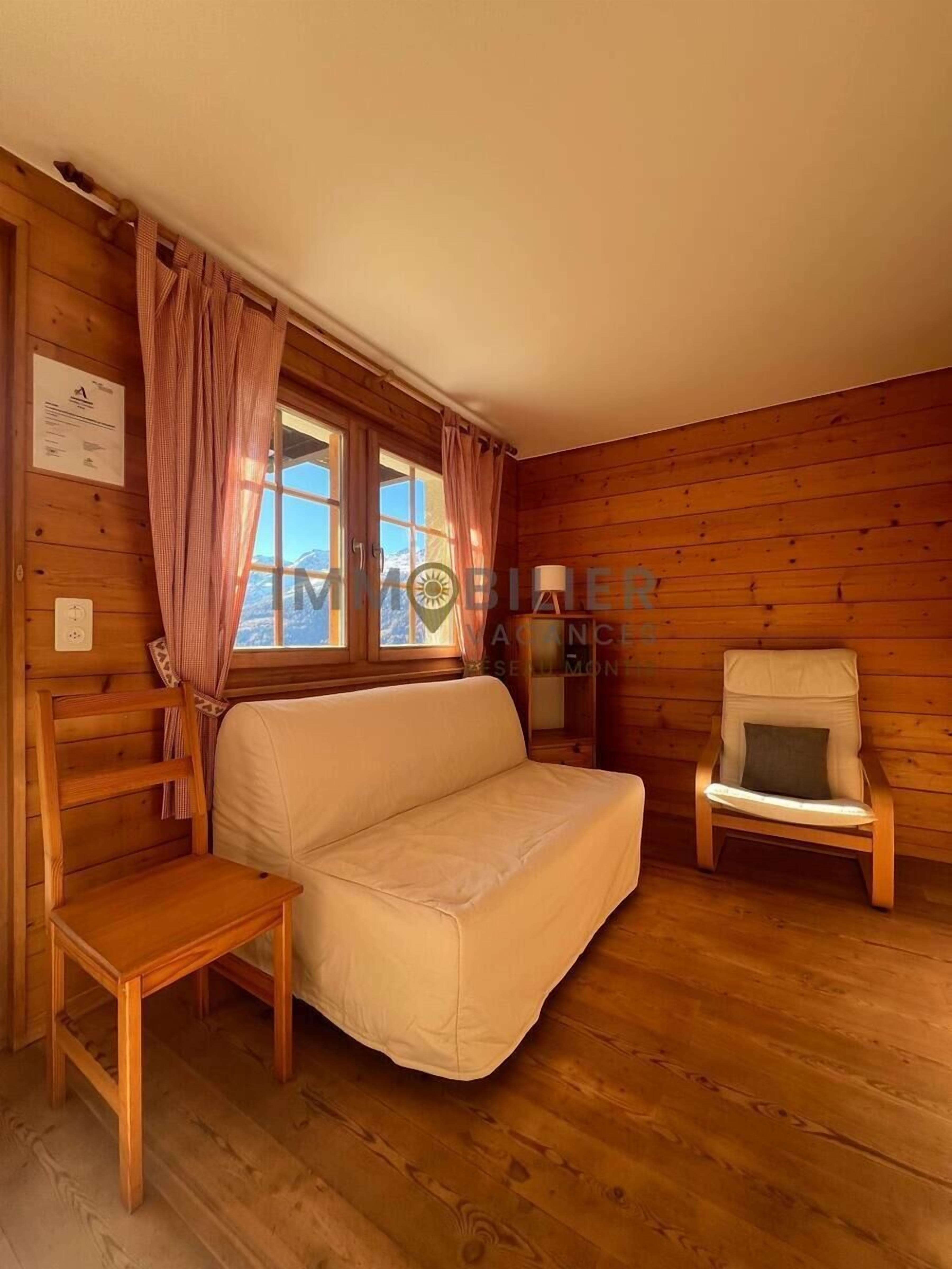 Charmant Appartement En Rez-de-chaletidéalement Situé Sur La Route Du Funiculaire, Cet Appartement E - Vercorin