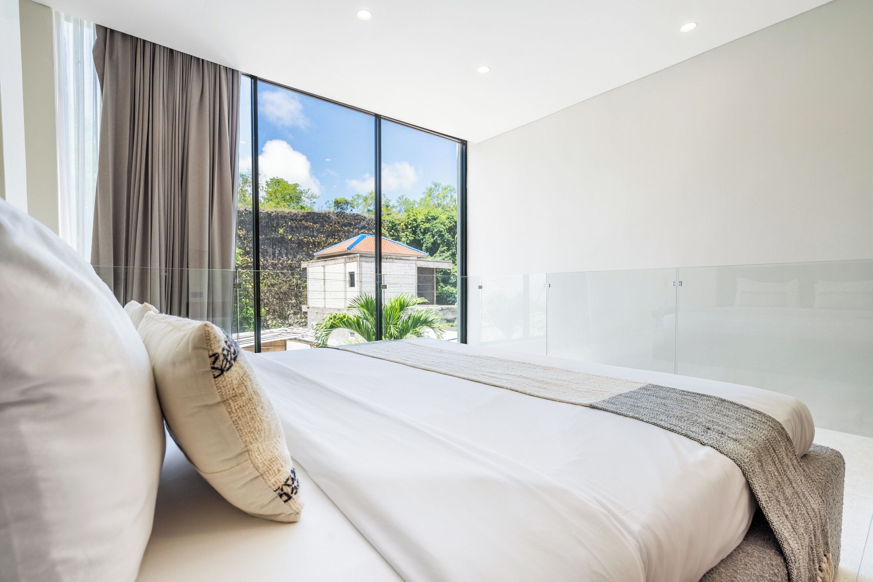 Secretária, secretária adequada para computadores portáteis 