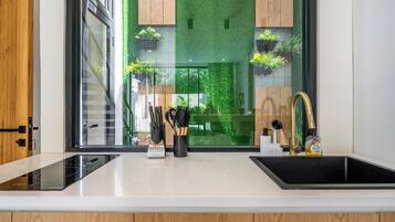 Uma cadeira de bebé, mesas de jantar