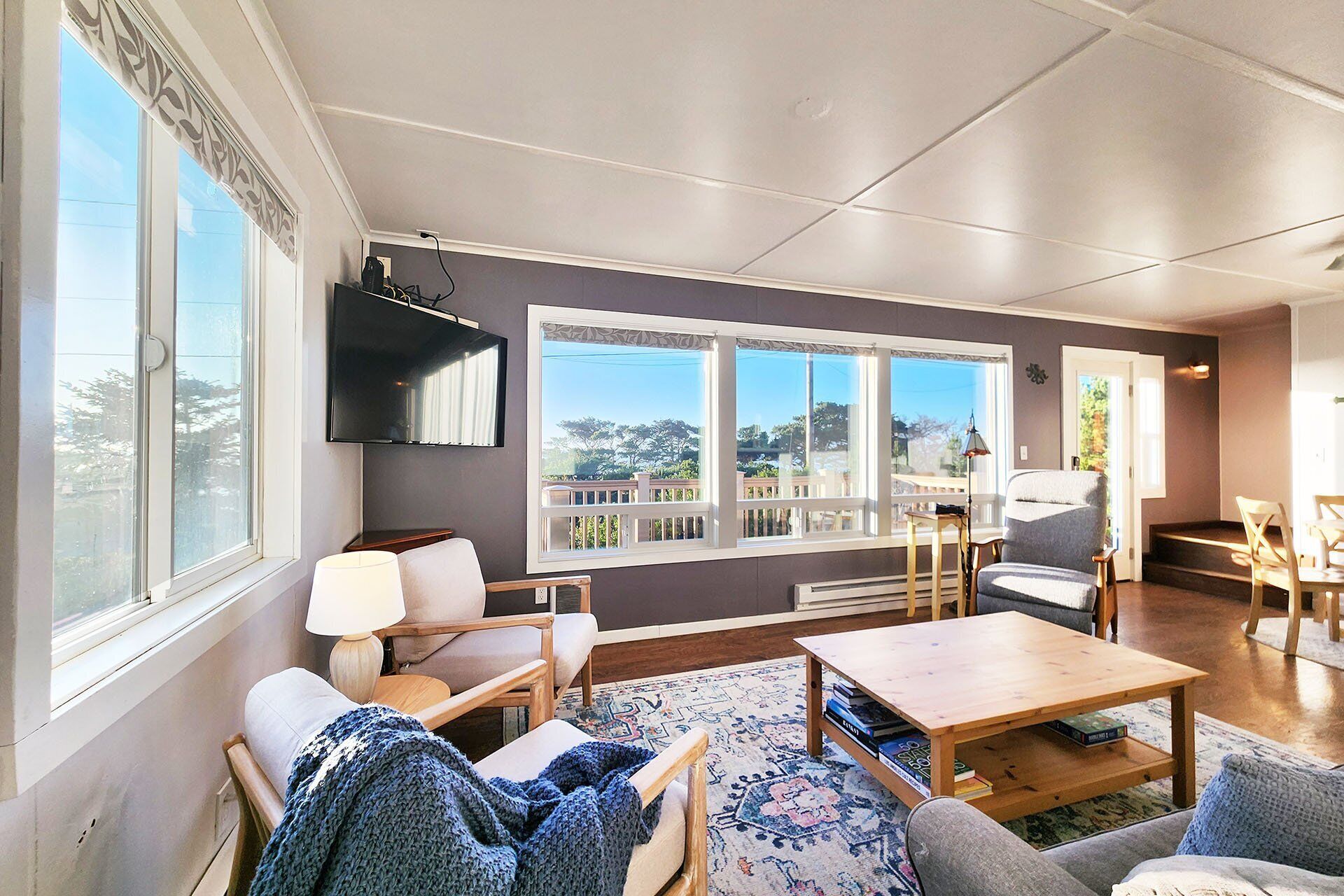 Quaint Beach Cottage! Ocean Views! Hot Tub! Dog Friendly! - Waldport, OR