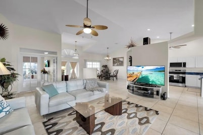 Casa de La Vista – Pool & Spa with lakefront view