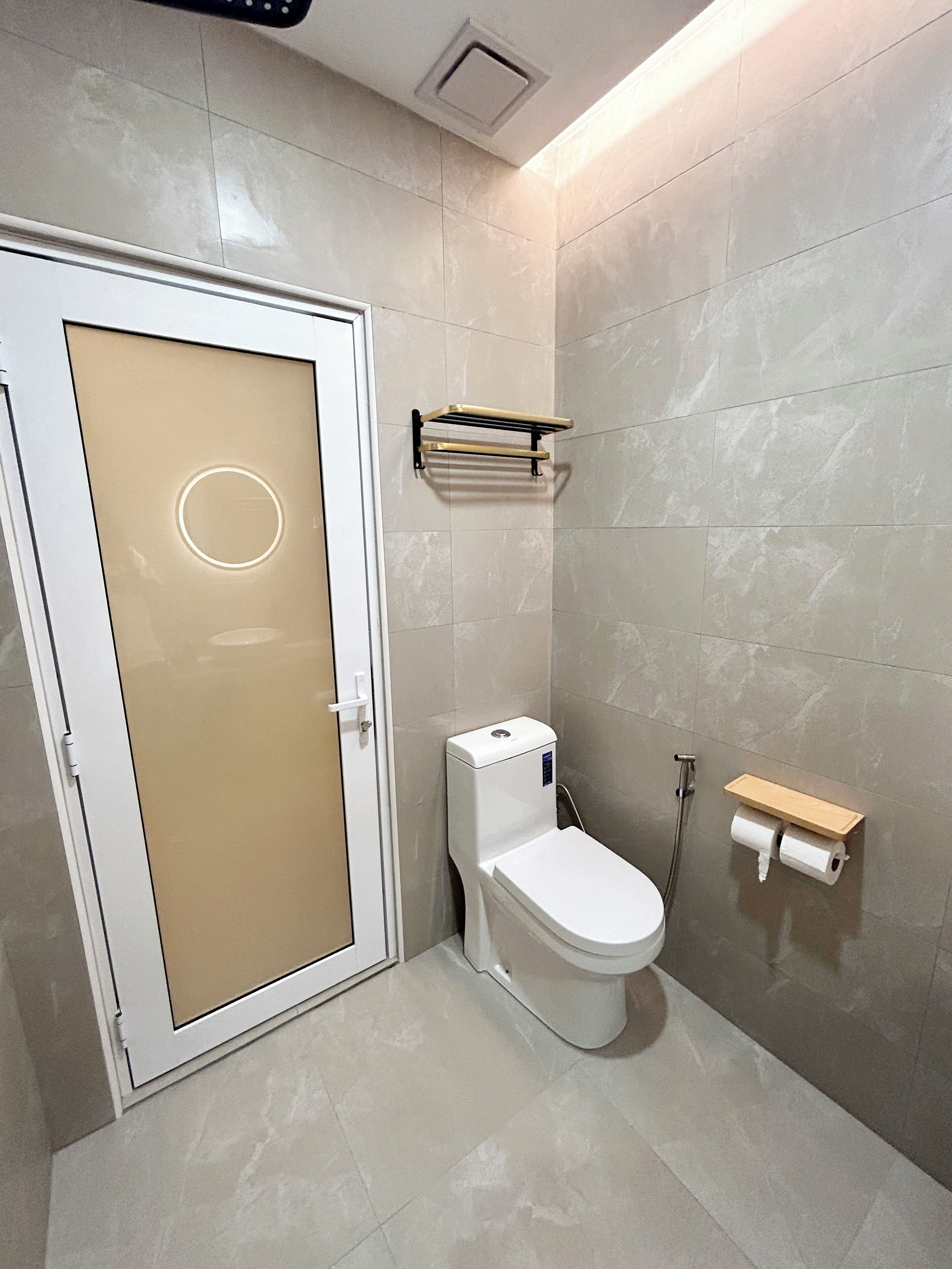 Quarto Duplo Deluxe | Casa de banho | Um secador de cabelo, toalhas fornecidas, sabão, champô 