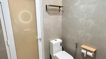 Quarto Duplo Deluxe | Casa de banho | Um secador de cabelo, toalhas fornecidas, sabão, champô