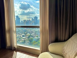 Suíte conforto | Cofres nos quartos, escrivaninha, espaço de trabalho para notebook