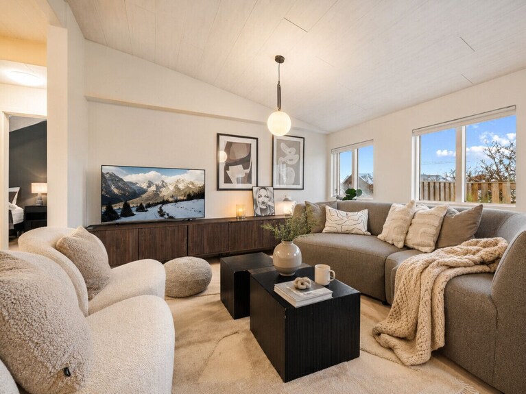 Perfectly Situated: Downtown Luxury Loft - Reykjavik