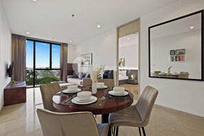 Apartamento, 2 quartos, Vista para a cidade | Sala de jantar
