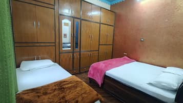 Quarto Triplo | Camas desdobráveis, Wi-fi grátis, roupa de cama fornecida