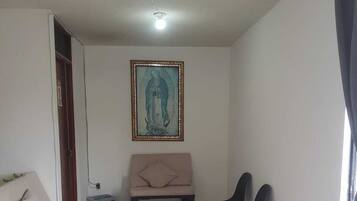 Quarto Económico, Vista para a cidade | Sala de estar