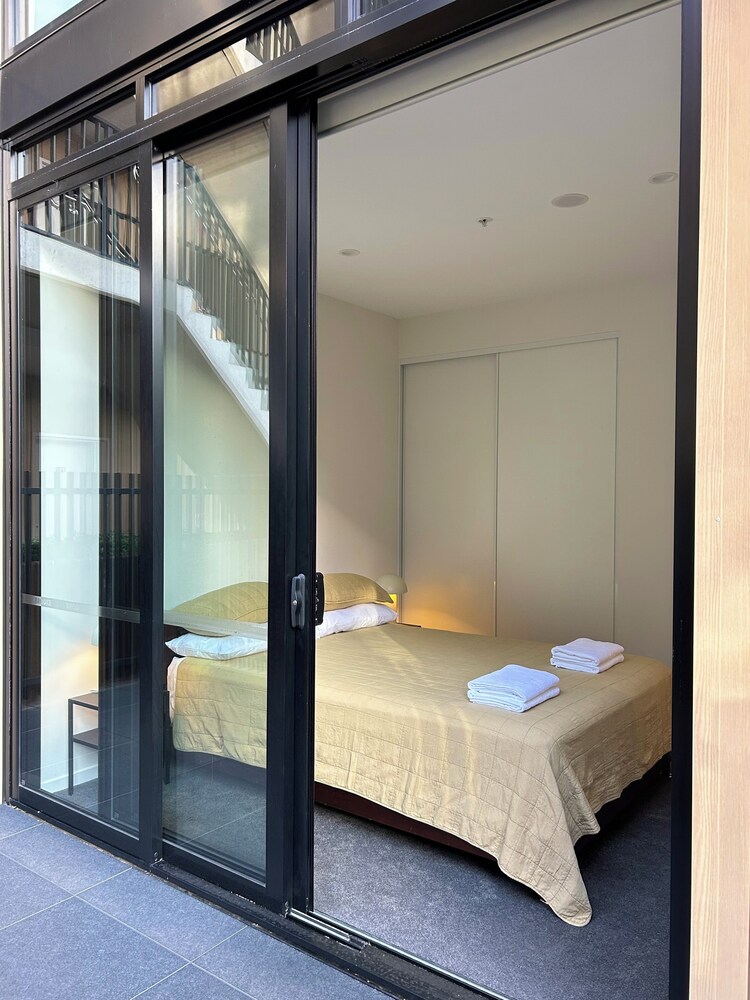 Modern 2 Bed, courtyard apartment near city - Canberra | FeWo-direkt