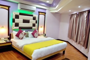 Quarto Presidencial | Secretária, roupa de cama fornecida 