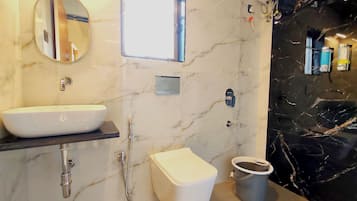 Quarto luxo | Banheiro | Chuveiro, toalhas de banho, sabonete, shampoo