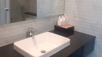 Quarto duplo superior | Banheiro | Chuveiro, produtos de toalete grátis, secador de cabelo