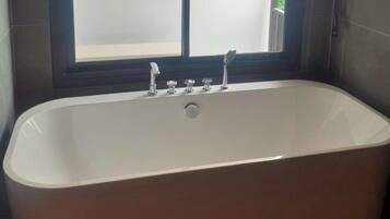 Produtos de toalete grátis, secador de cabelo, chinelos