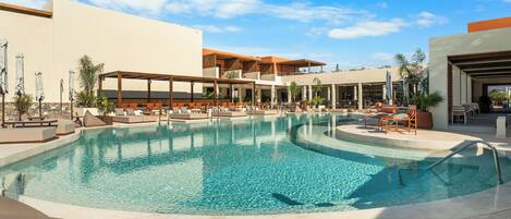 Piscina externa sazonal, funciona das 9h às 20h, guarda-sóis
