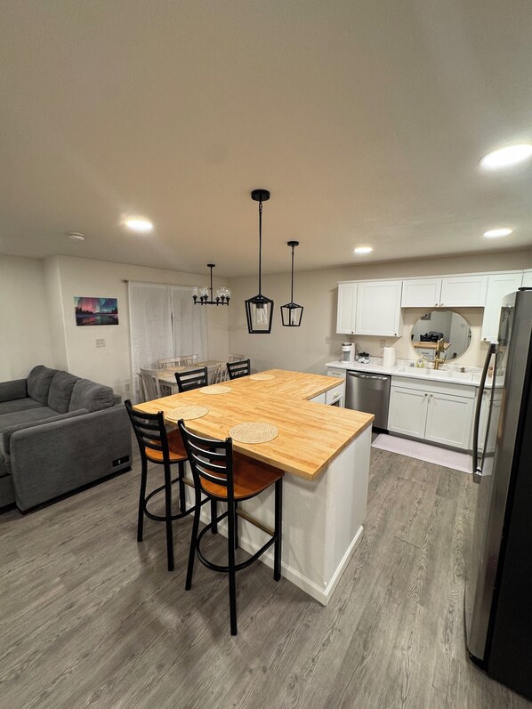 New! Aurora Viewing, 3 mins from airport, Prime Location Reviews, Deals ...