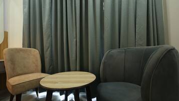 Quarto casal luxo, sacada | Espaço de trabalho para notebook, Wi-Fi de cortesia