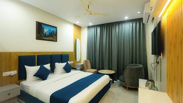 Quarto casal superior, sacada, vista para a montanha | Espaço de trabalho para notebook, Wi-Fi de cortesia