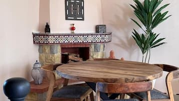 Villa Superior, vista para a piscina | Sala de estar | Televisor