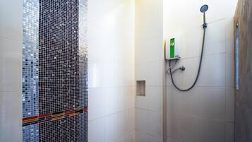 Villa, vários quartos, piscina privativa, vista para o jardim | Casa de banho | Um polibã, um secador de cabelo, toalhas fornecidas, papel higiénico