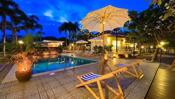 Terraço com espreguiçadeiras