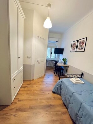 Quarto solteiro | Escrivaninha, Wi-Fi de cortesia, roupa de cama