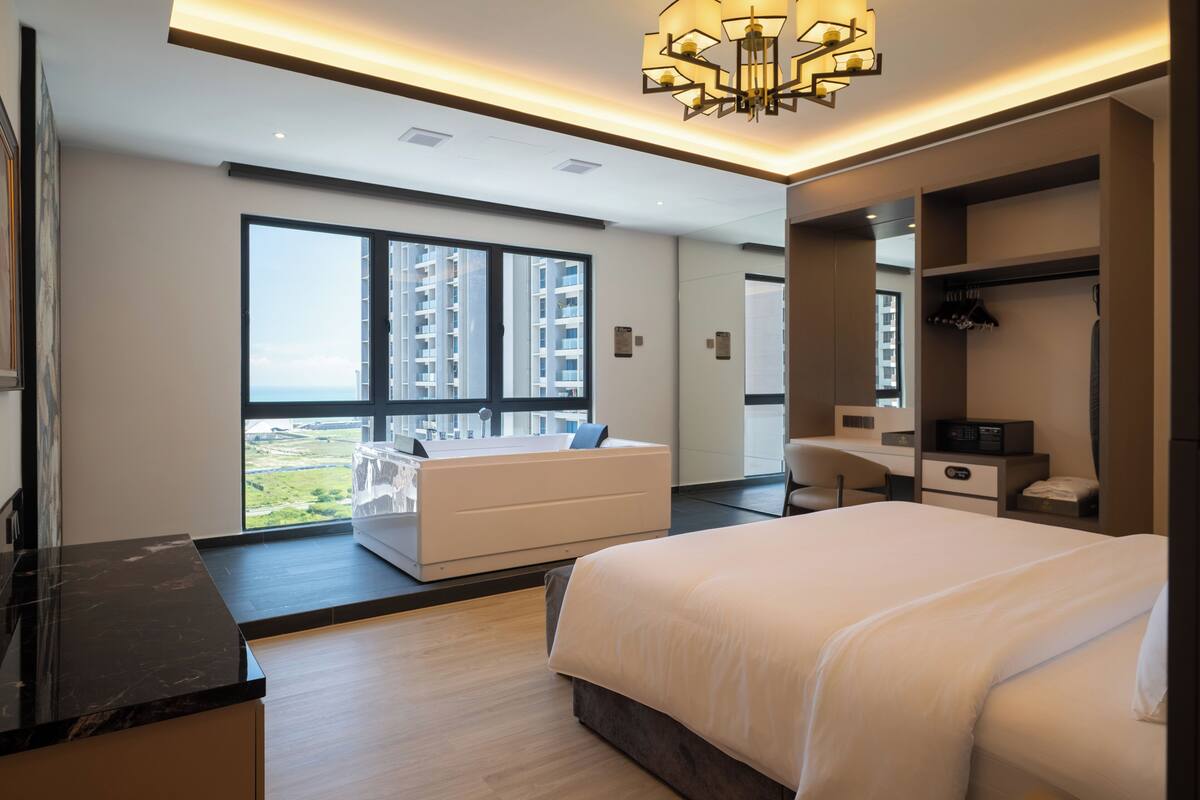 Suíte presidencial, 1 cama King, vista parcial para o mar | Cortinas blackout, ferros/tábuas de passar roupa, Wi-Fi de cortesia