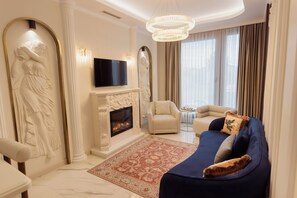 Quarto casal real, vista para a cidade | Cofres nos quartos, escrivaninha, espaço de trabalho para notebook