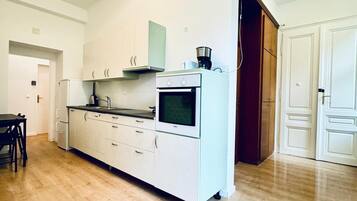 Apartamento Básico | Cozinha privada | Um frigorífico, um forno, uma placa de cozinha, utensílios de cozinha