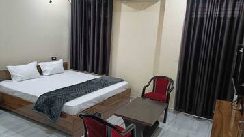 Quarto Duplo ou Twin Deluxe, vista para o jardim | Secretária, secretária adequada para computadores portáteis