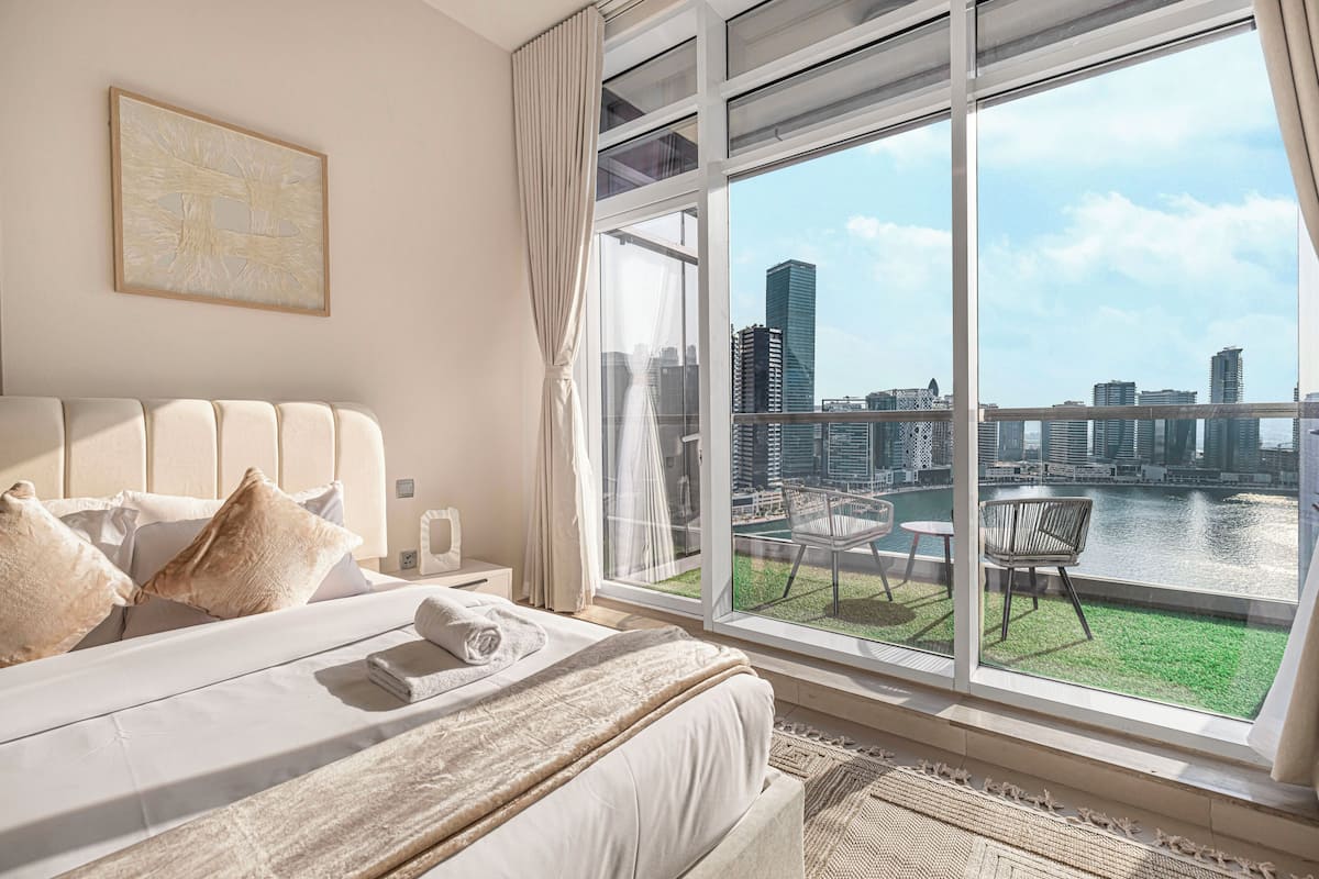 Apartamento superluxo, sacada, vista para o canal | Quartos à prova de som, ferros/tábuas de passar roupa