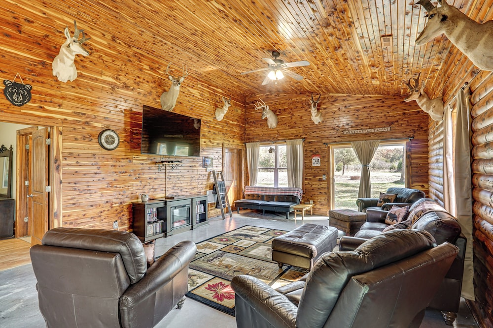 On 17 Acres! Countryside Retreat In Louisburg - Missouri