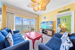 Apartamento Signature em Condomínio Fechado, 2 quartos, varanda, vista para a praia | Sala | Smart TV de 32 polegadas com canais por cabo 