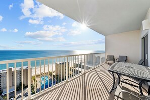 Apartamento Signature em Condomínio Fechado, 2 quartos, varanda, vista para a praia | Varanda