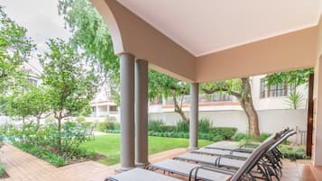 Apartamento, 2 quartos, varanda, vista para o jardim | Terraço/pátio interior