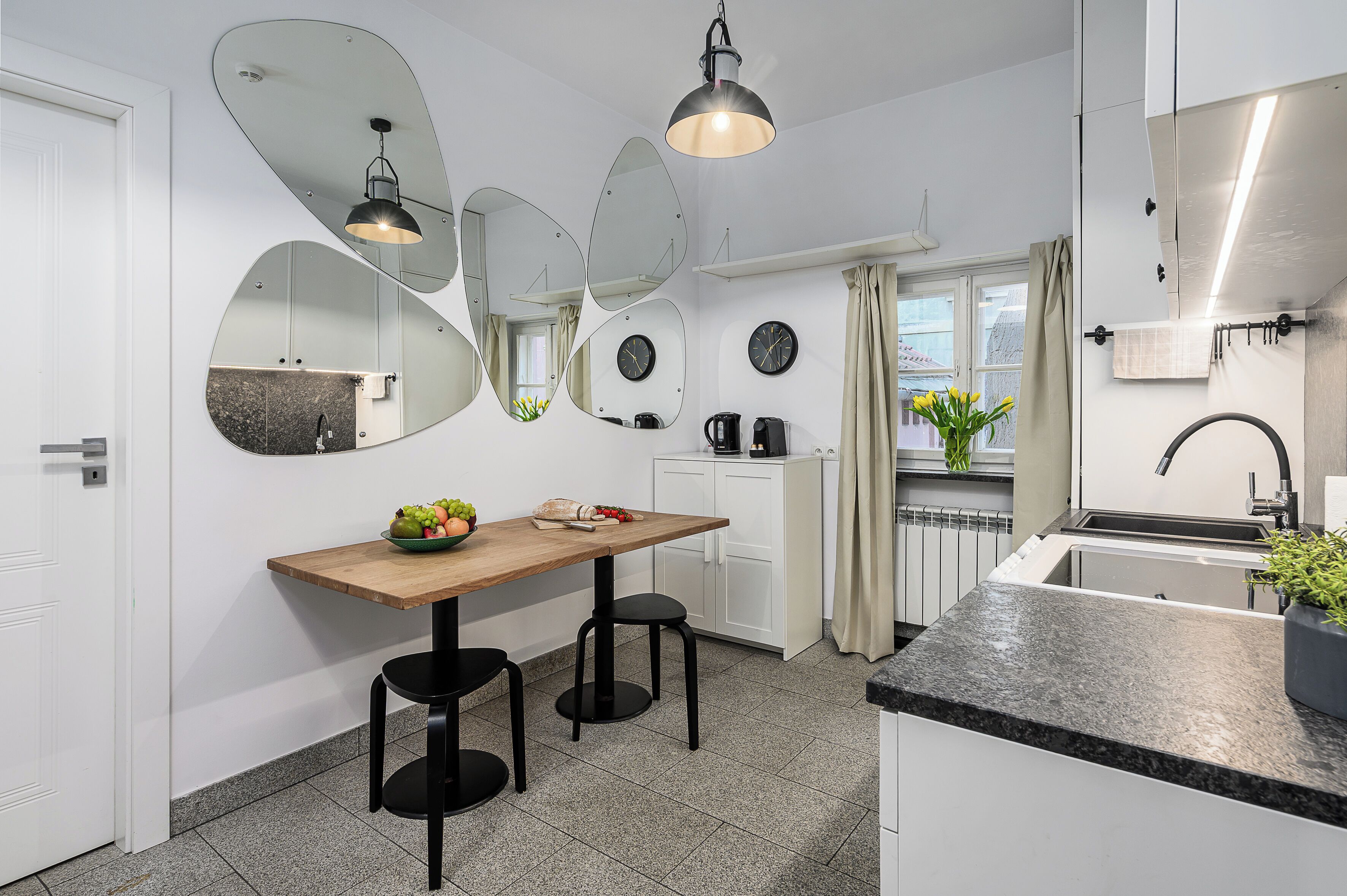 Apartamento Clássico, Vista para a cidade | Cozinha privada | Um frigorífico, um forno, uma placa de cozinha 