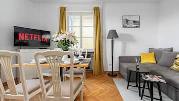 Apartamento Clássico, Vista para a cidade | Sala de estar | Smart TV de 40 polegadas com canais digitais, Netflix
