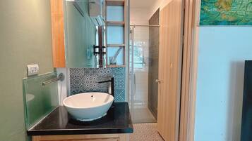 Estúdio Standard, Vista para a cidade | Casa de banho | Um polibã, artigos de higiene pessoal grátis, um secador de cabelo