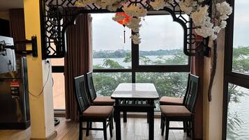 Estúdio Superior, Vista para a cidade | Vista do quarto