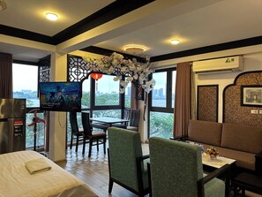 Estúdio superior, vista para a cidade | Escrivaninha, espaço de trabalho para notebook, Wi-Fi de cortesia