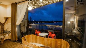 Estúdio Deluxe, Vista para a cidade | Secretária, secretária adequada para computadores portáteis