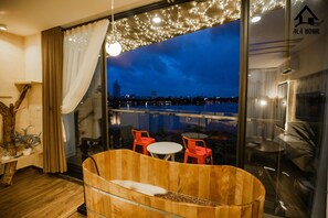 Estúdio luxo, vista para a cidade | Escrivaninha, espaço de trabalho para notebook, Wi-Fi de cortesia