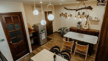 Estúdio Deluxe, Vista para a cidade | Cozinha privada | Um frigorífico