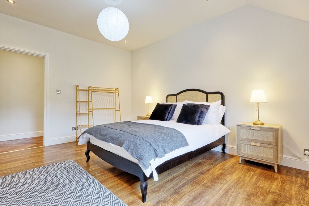 Mayrose House: 6BR 4BATH Luxe Spacious Retreat - Great Canfield | Vrbo