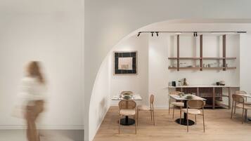 Pequeno-almoço continental diário (12 EUR por pessoa)